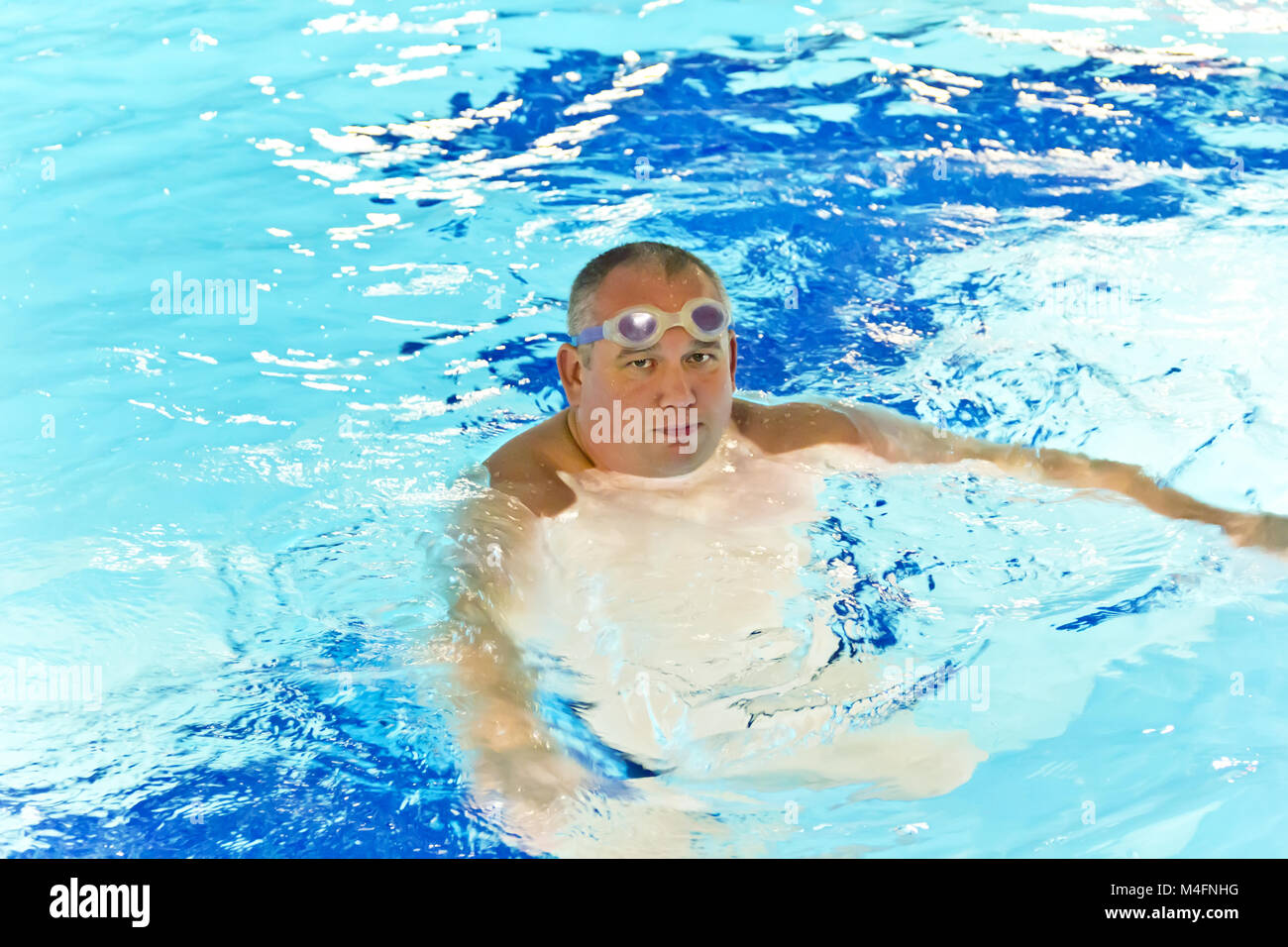Overweight man in swimming pool -Fotos und -Bildmaterial in hoher ...