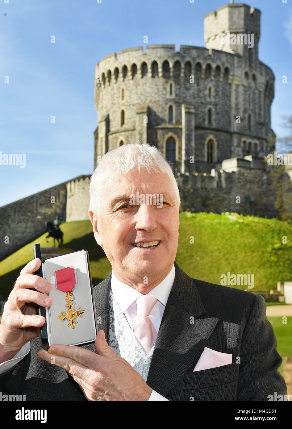 Ehemalige rugby union Referee Edward Morrison hält seine OBE, die ihm ...