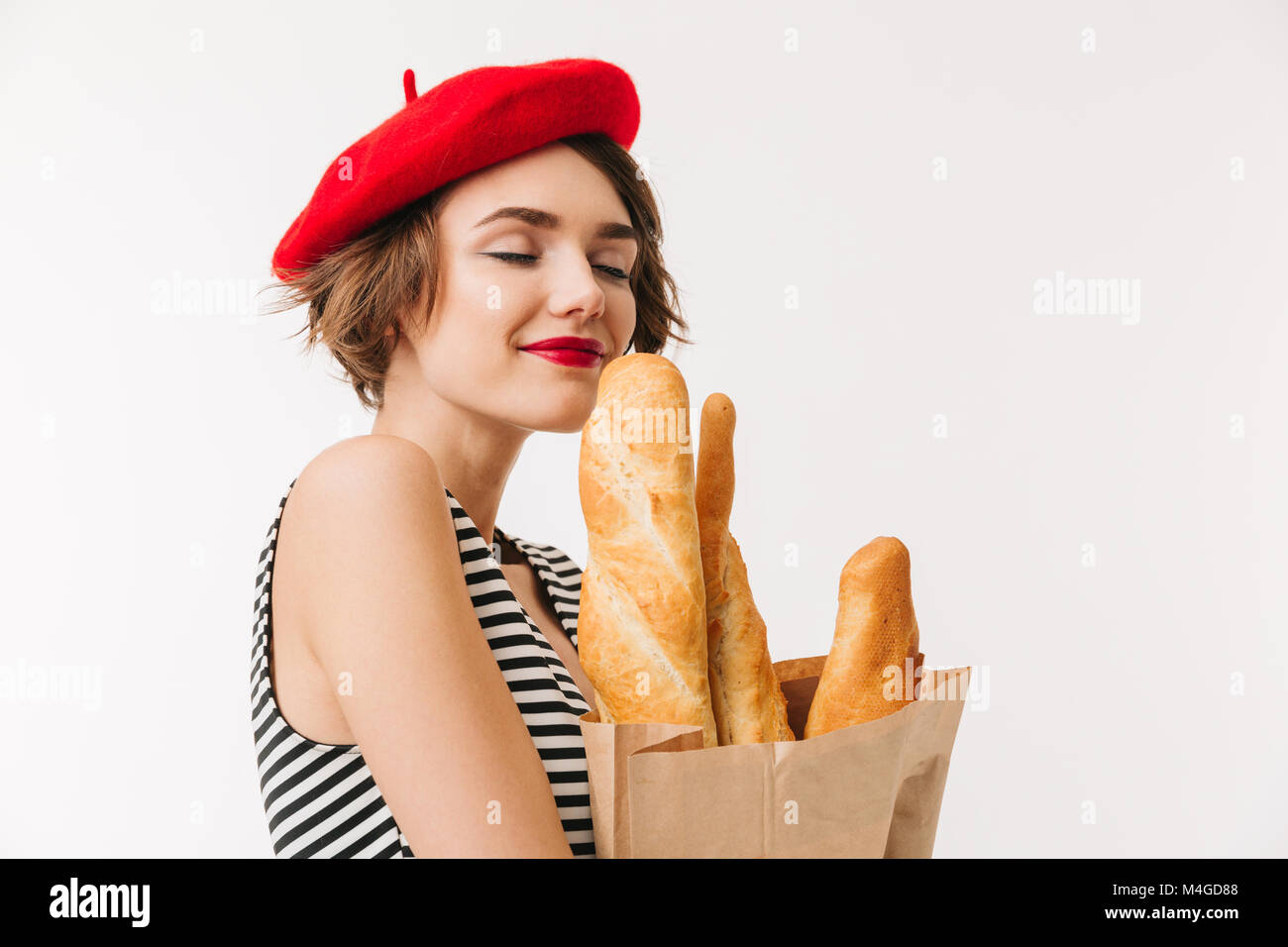 Portrait einer hübschen frau mit Beret riechen Papiertüte mit langen ...