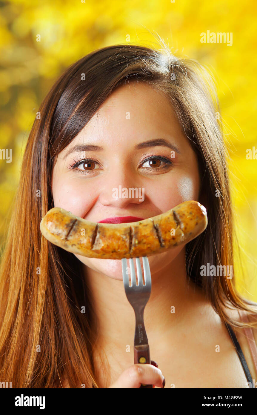 Bratwurst woman -Fotos und -Bildmaterial in hoher Auflösung – Alamy