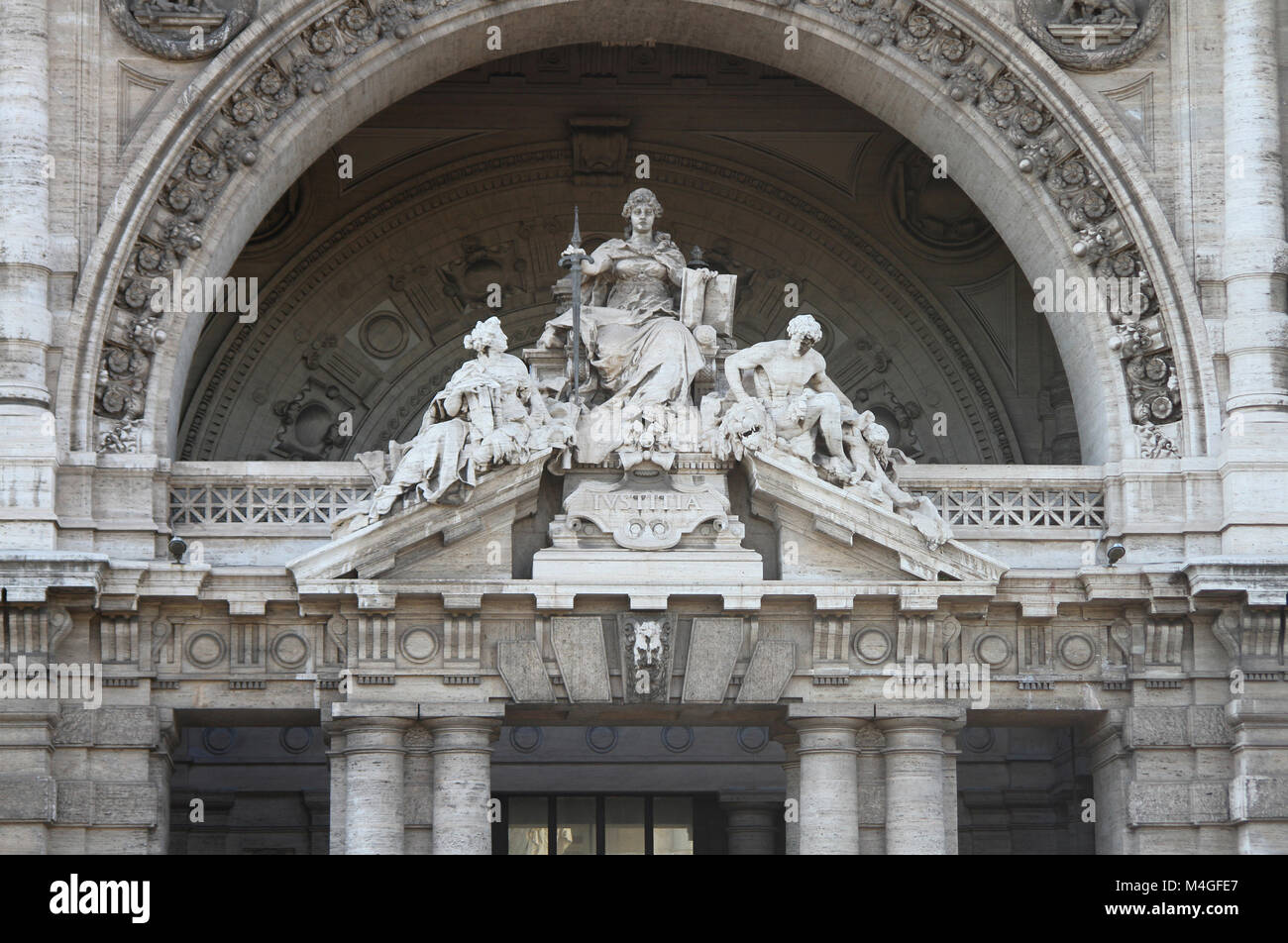 Lady justice statue on palace -Fotos und -Bildmaterial in hoher ...