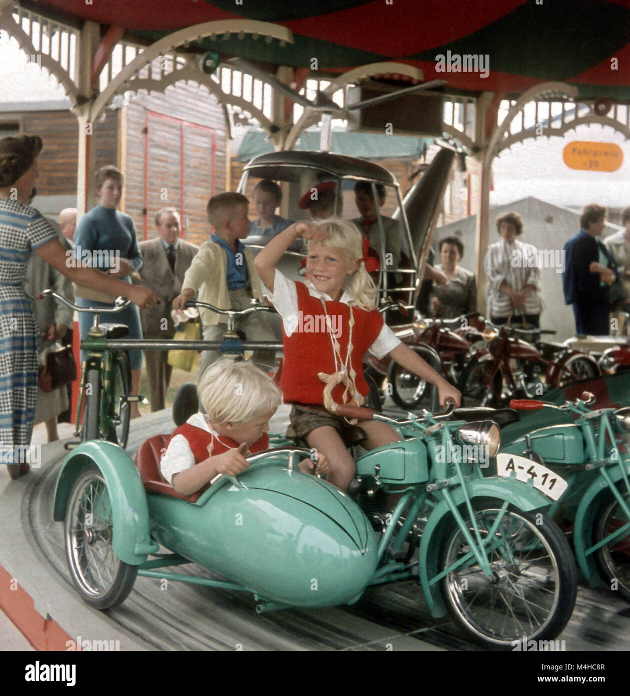 Zwei Kinder auf ein Motorrad mit Seitenwagen auf Karussell für die ...