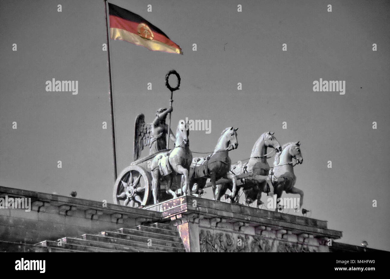 Ddr fahne brandenburger tor -Fotos und -Bildmaterial in hoher Auflösung ...