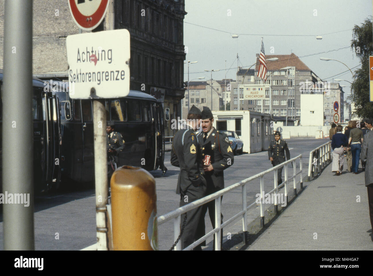 Checkpoint Charlie Der 1970er Jahre Stockfotos und -bilder Kaufen - Alamy