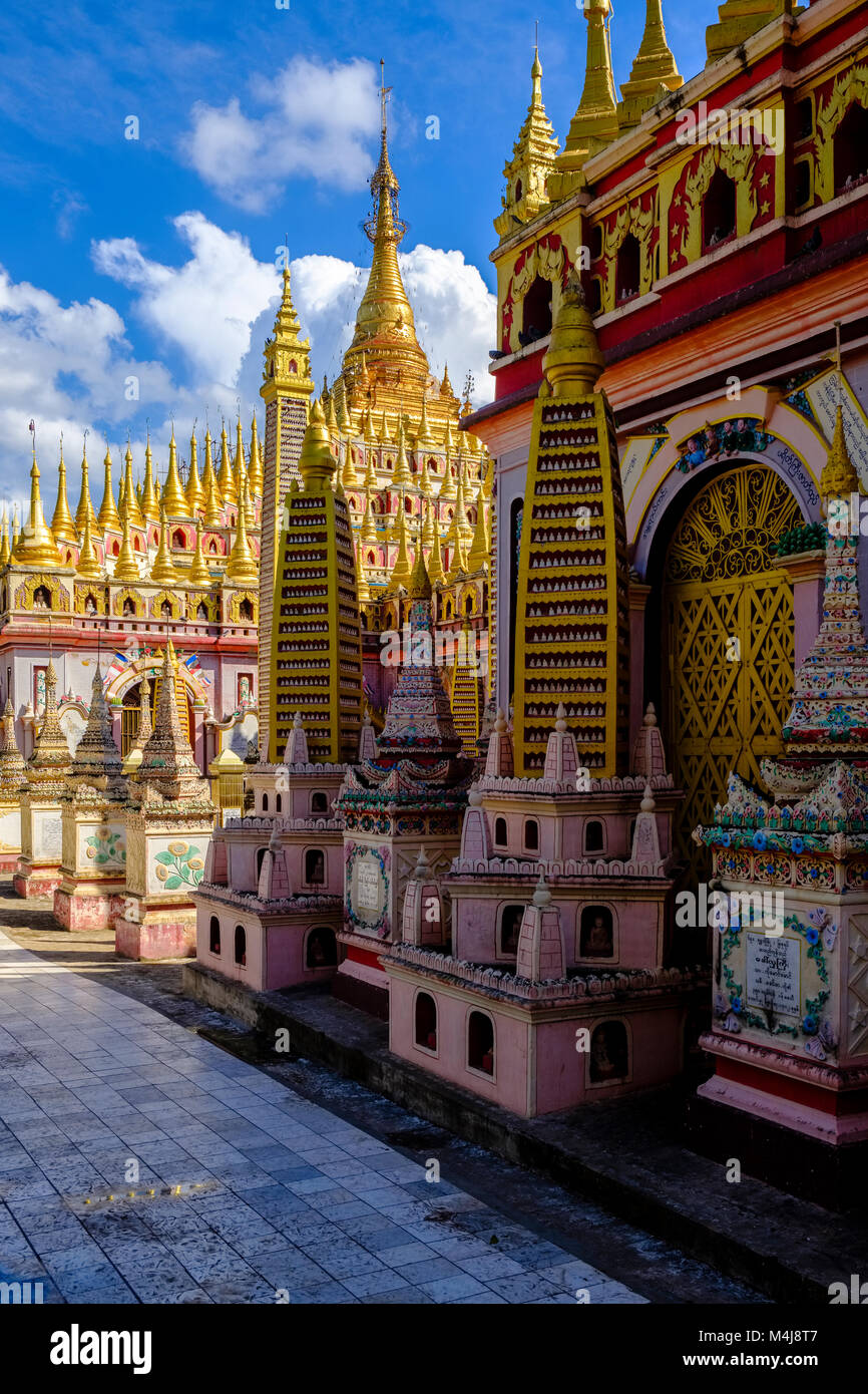 Detail der viele feine kleine Gebäude und Türme, die thanboddhay Pagode ...