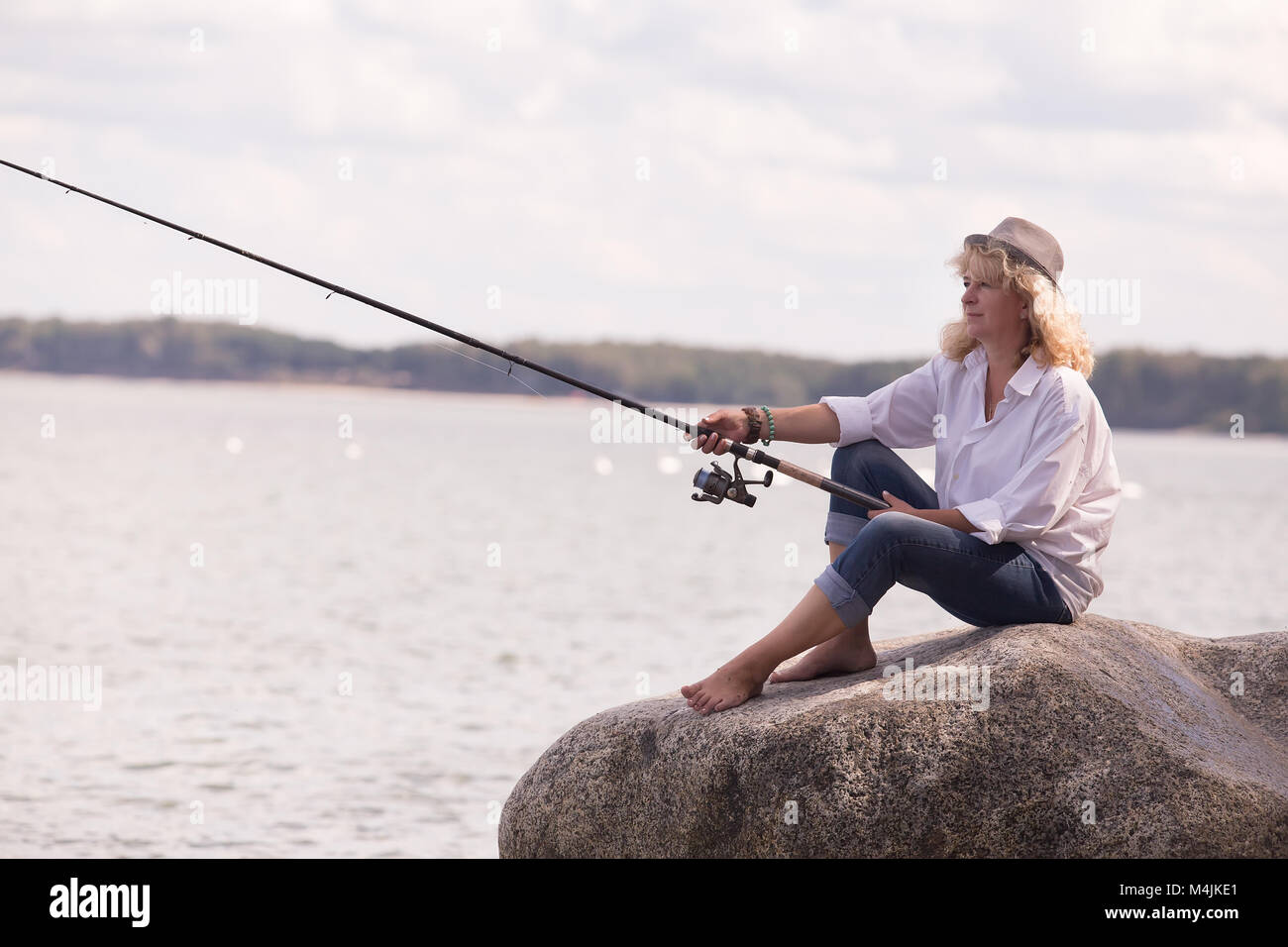 Sitzende fischerfrau Stockfotos und -bilder Kaufen - Alamy