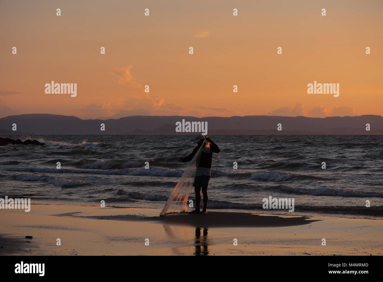 Angeln am strand -Fotos und -Bildmaterial in hoher Auflösung – Alamy