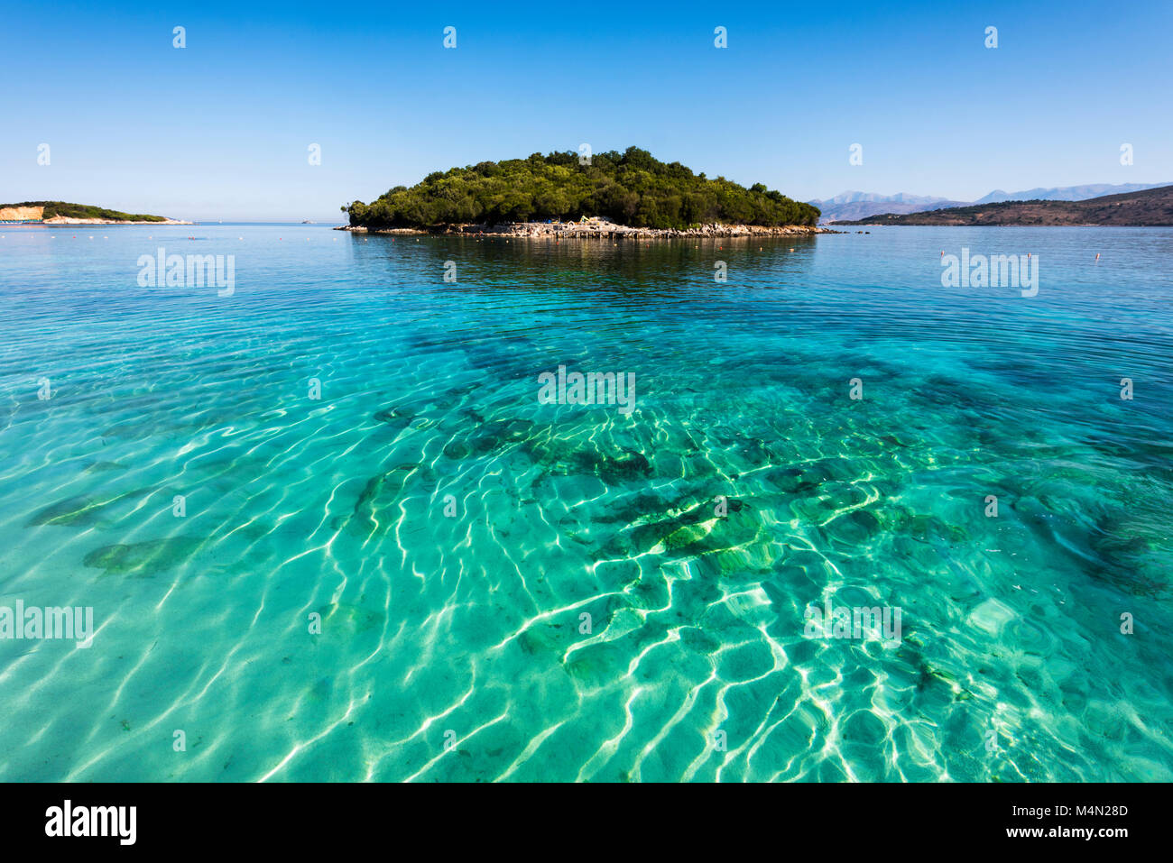 Idyllische kleine Insel in der Nähe von Ksamil Strand durch ... Idyllische kleine Insel in der Nähe von Ksamil Strand durch ...