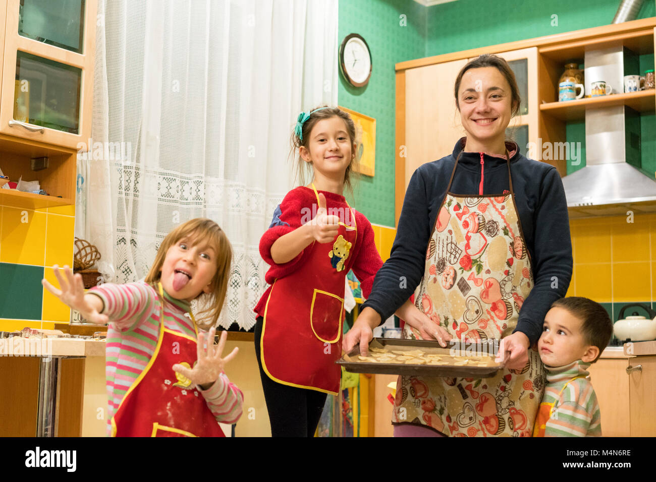 Zwei von drei hilfreich -Fotos und -Bildmaterial in hoher Auflösung – Alamy