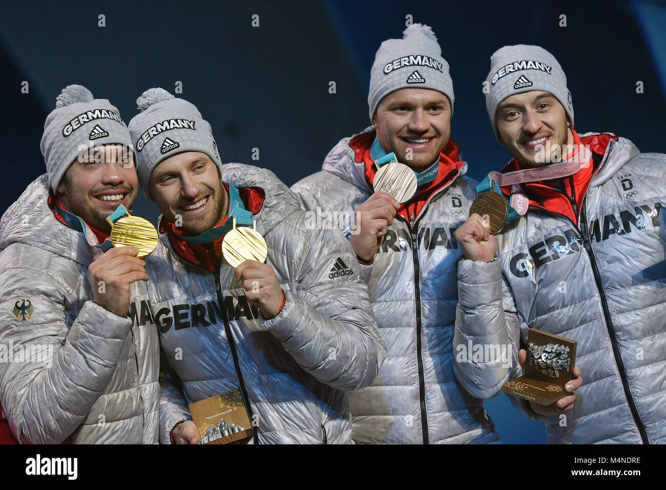 V. li: Tobias Wendl/Tobias Arlt (GER) mit Goldmedaille, Medaille, Olympiasieger Olympiasieger ...