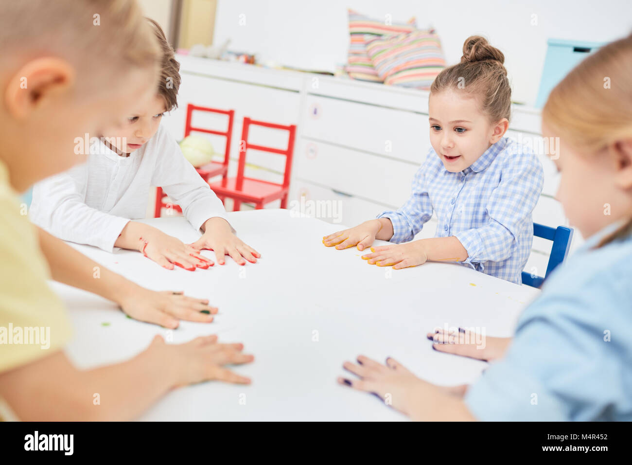 Children hand print -Fotos und -Bildmaterial in hoher Auflösung – Alamy