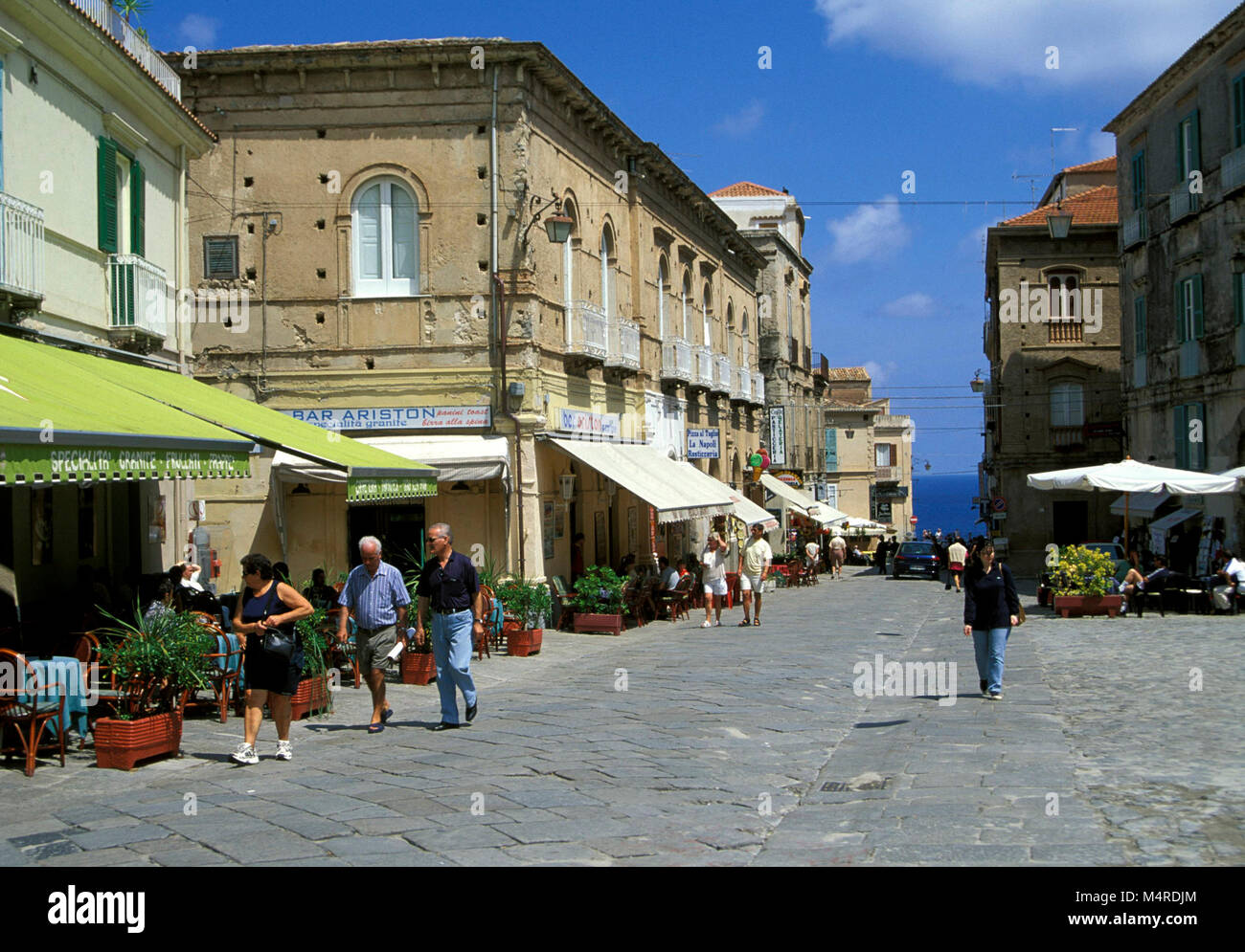 Tropea cafes -Fotos und -Bildmaterial in hoher Auflösung – Alamy