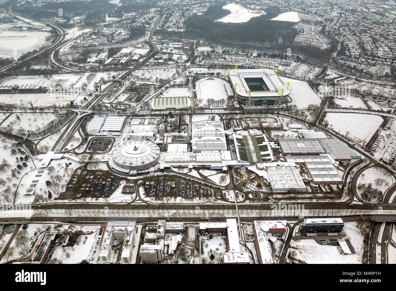 Luftaufnahme, Westfalenhalle Dortmund Messe Dortmund im Schnee ...
