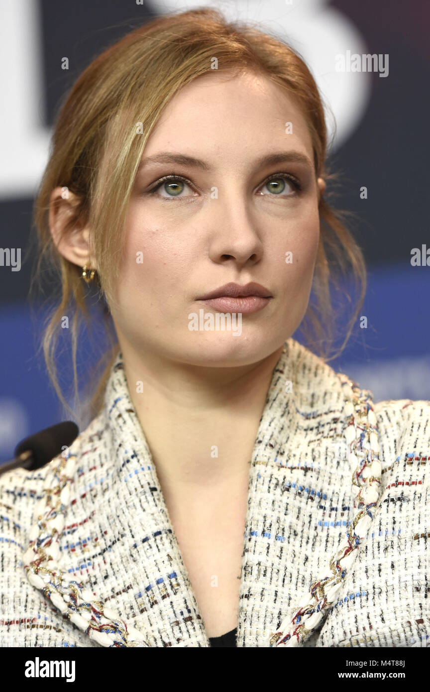 Julia Roy, die bei der Pressekonferenz Eva' an der 68. Internationalen ...