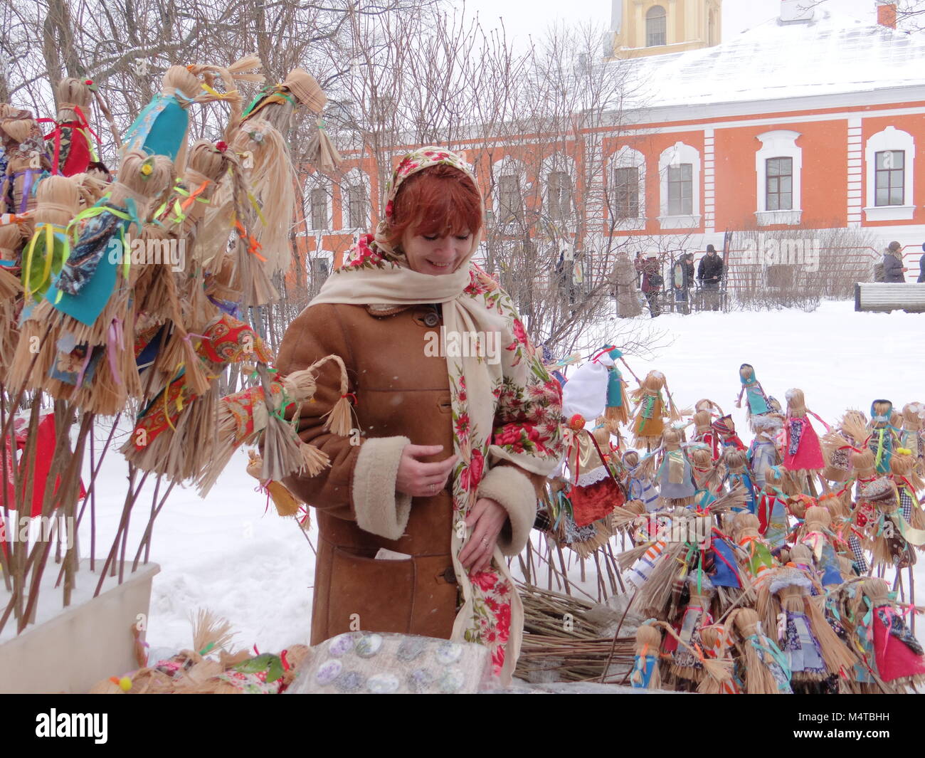 Russische Menschen feiern Maslenitsa bei Peter und Paul Festung, St ...