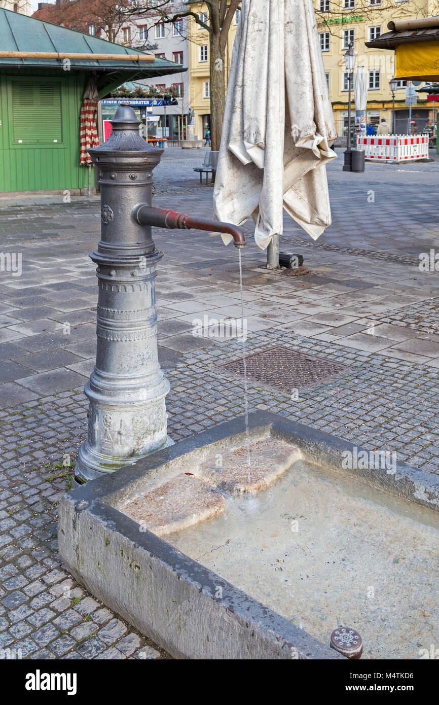 Alte Brunnen auf dem Viktualienmarkt in München Stockfotografie - Alamy