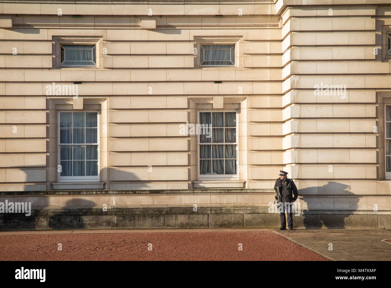 Polizei steht vor dem buckingham palace wache -Fotos und -Bildmaterial ...