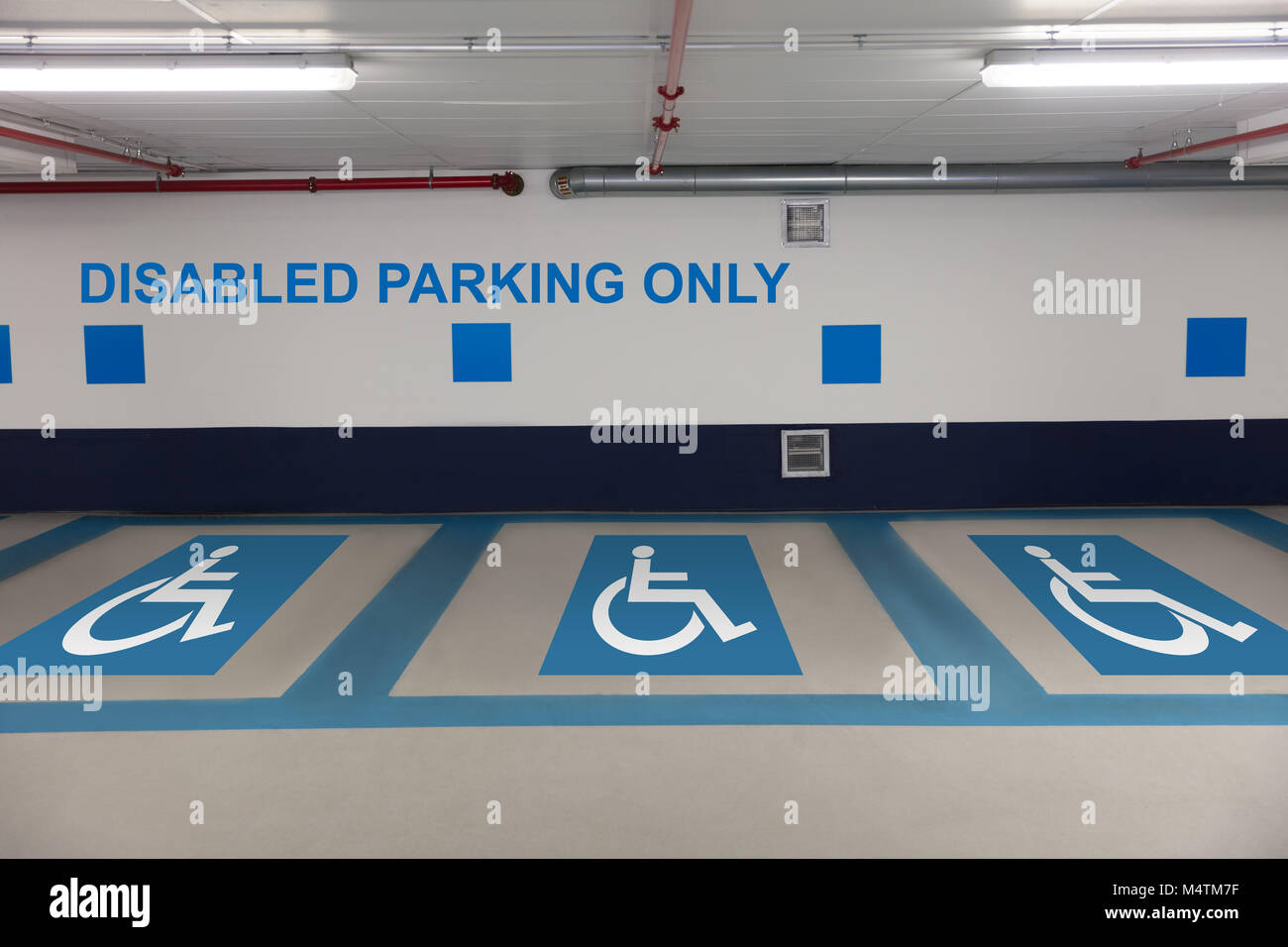Behinderter rollstuhl parkplatz Stockfotos und -bilder Kaufen - Alamy