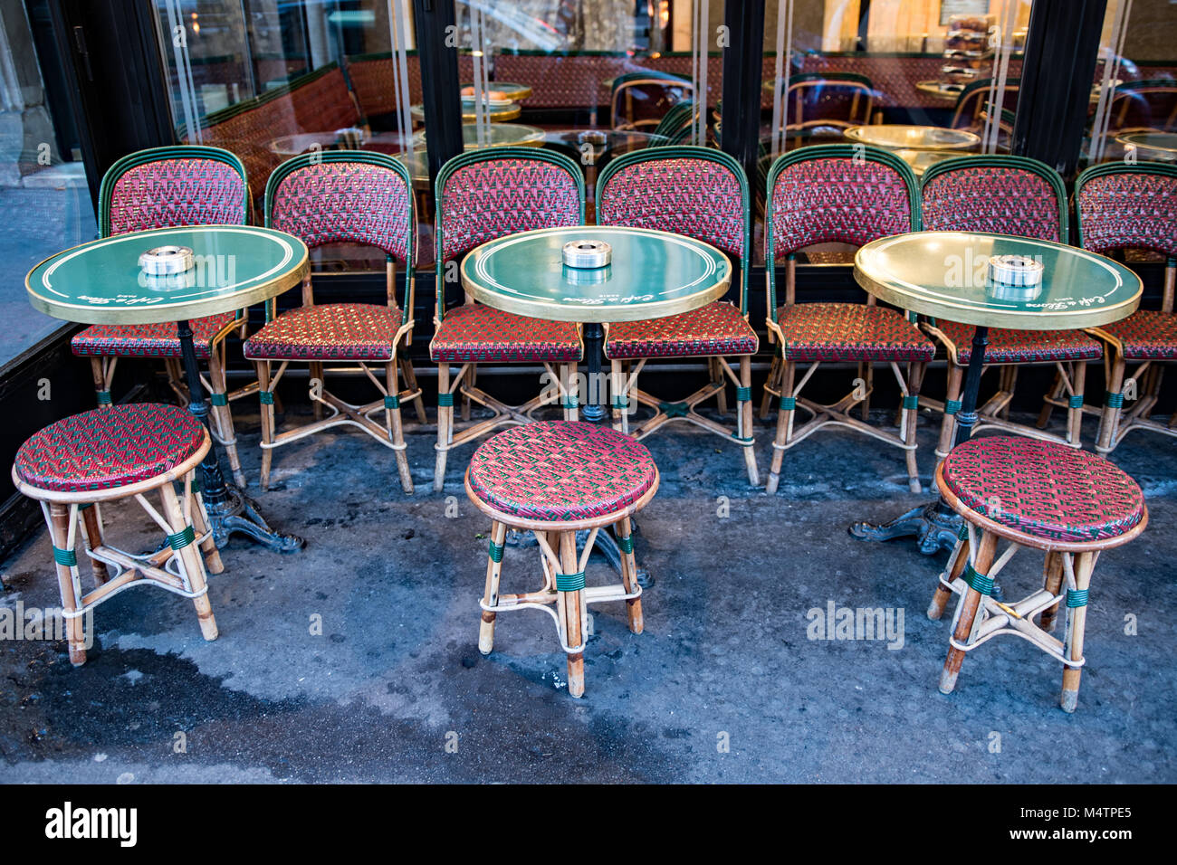 Stilvolle Cafe Tische Und Stuhle Fotos