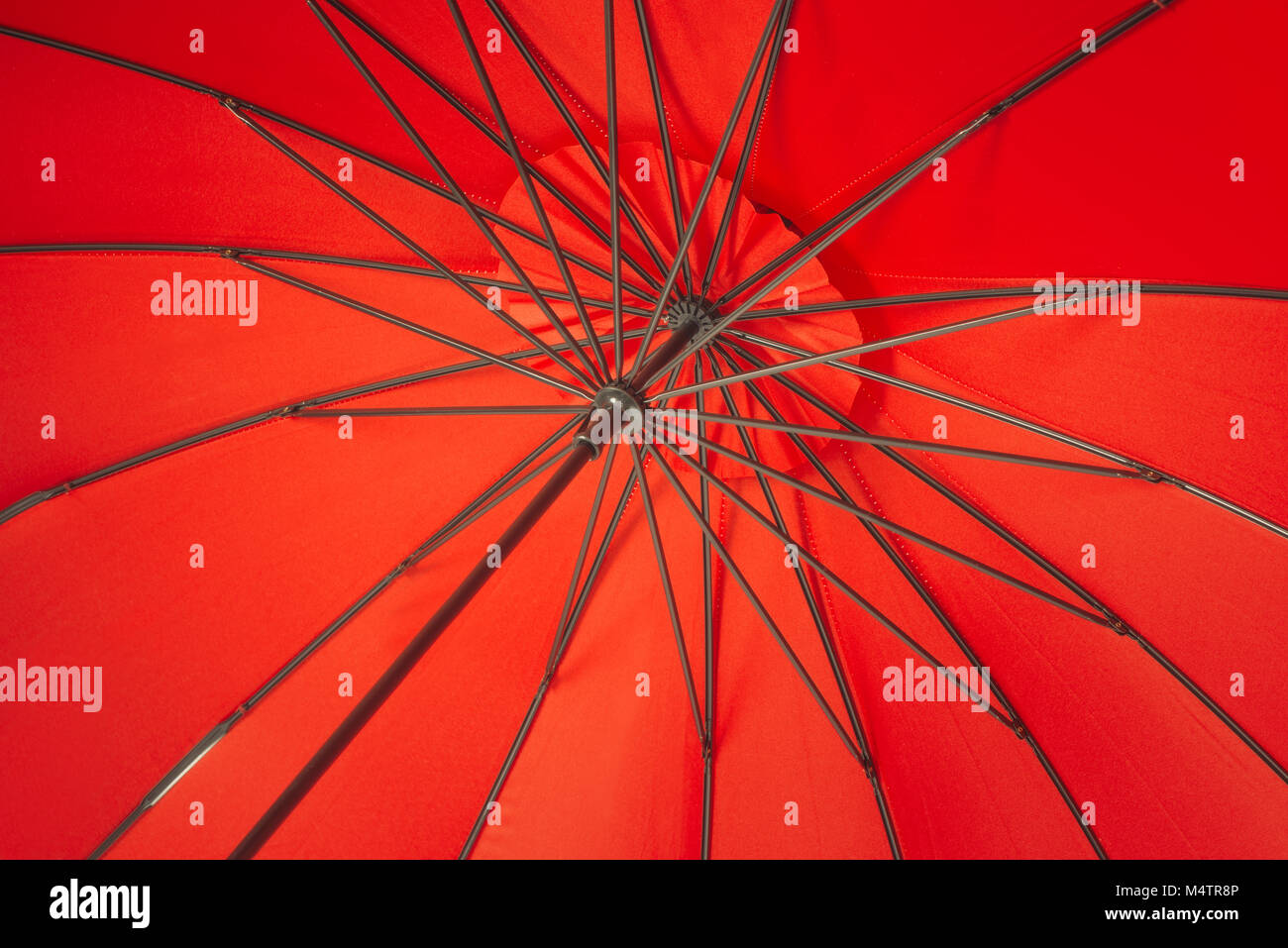 Leuchtend roter regenschirm -Fotos und -Bildmaterial in hoher Auflösung ...