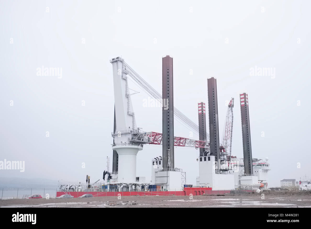 Schiffbau großen Kran in Baustahl Schiff Schiff in Port dock ...