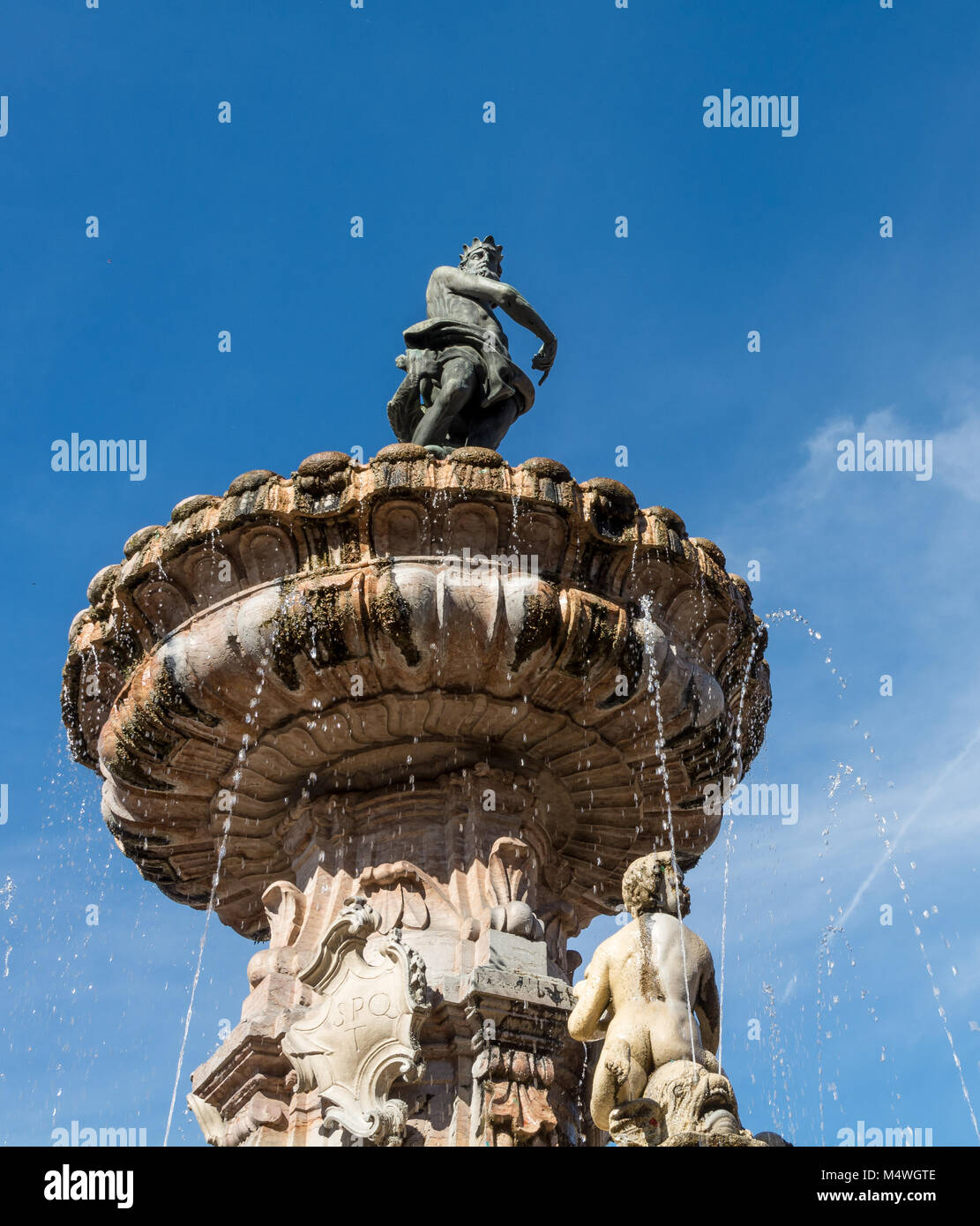 Die barocken Neptunbrunnen an der Piazza del Duomo im Zentrum der Stadt ...
