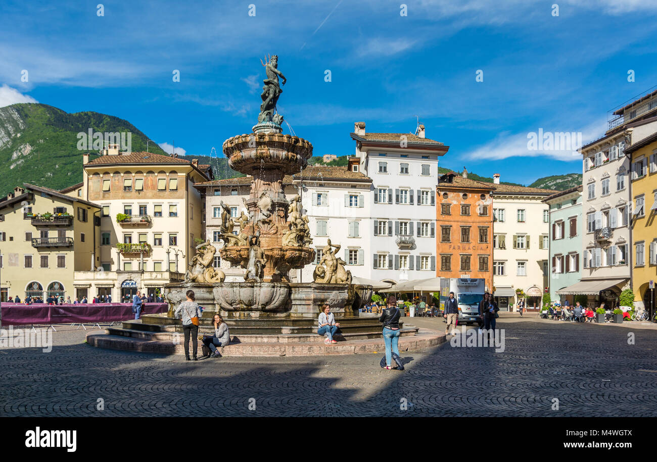 Die barocken Neptunbrunnen an der Piazza del Duomo im Zentrum der Stadt ...