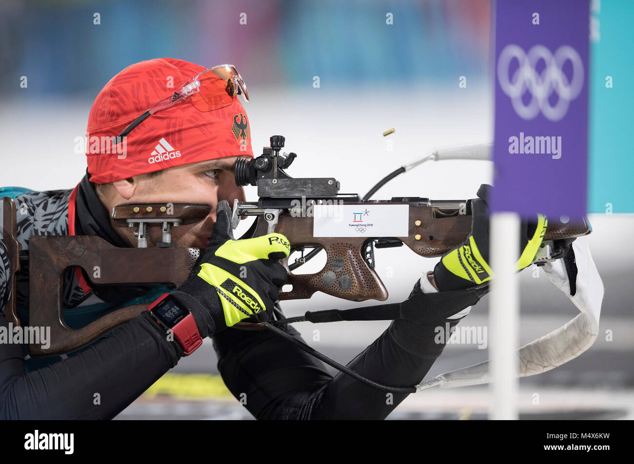 Liegend schiessen -Fotos und -Bildmaterial in hoher Auflösung – Alamy