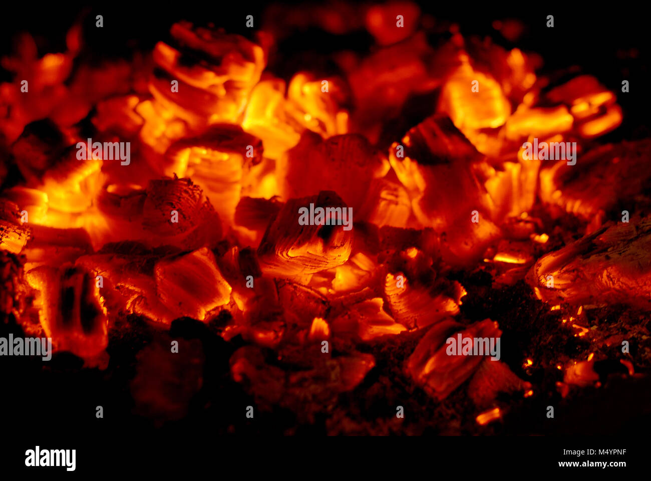 Kohlen zu verbrennen -Fotos und -Bildmaterial in hoher Auflösung – Alamy