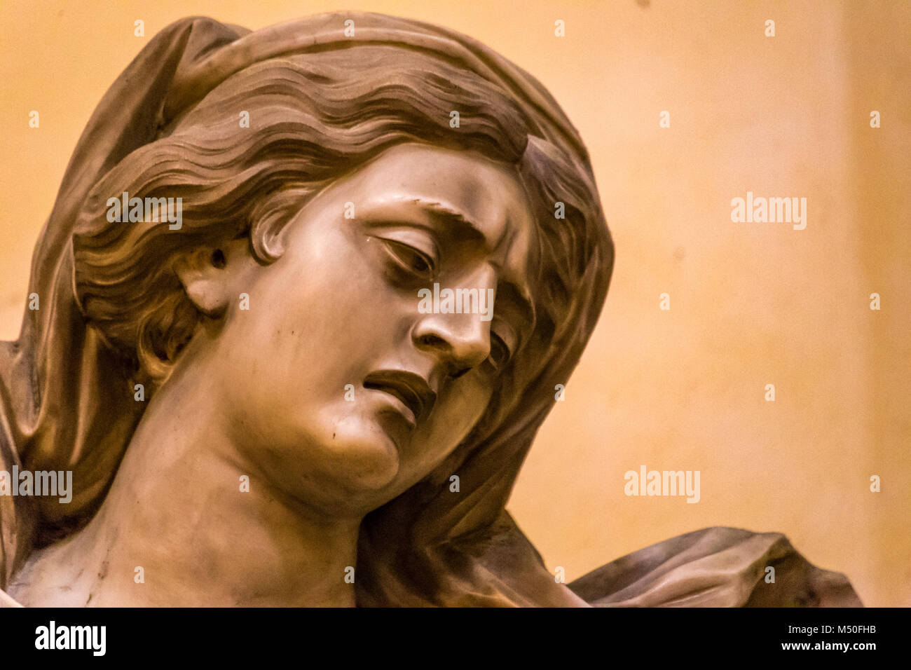 Jungfrau maria weinend -Fotos und -Bildmaterial in hoher Auflösung – Alamy