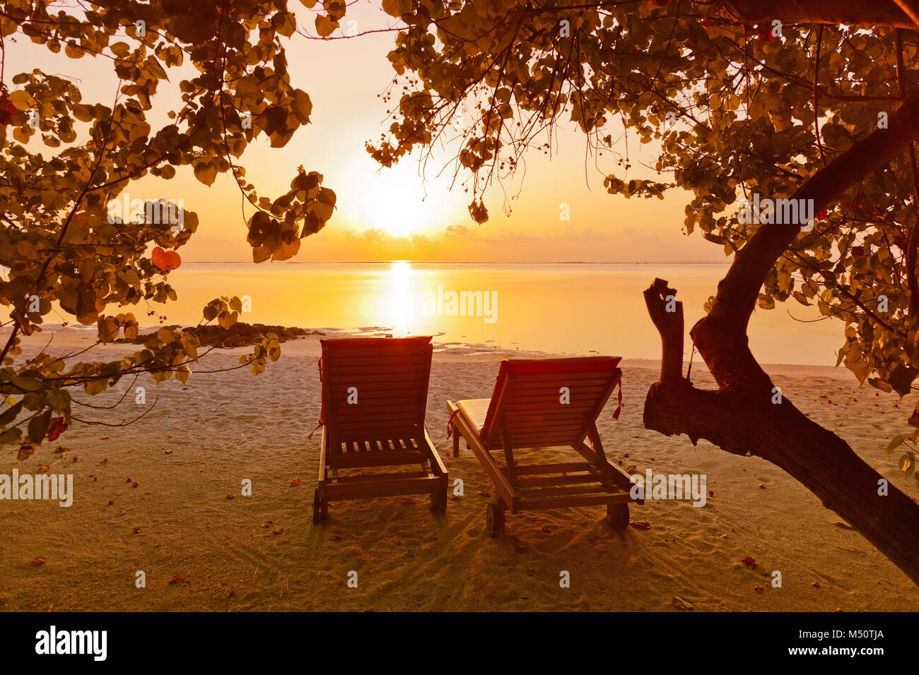 Sonnenliege am strand -Fotos und -Bildmaterial in hoher Auflösung – Alamy