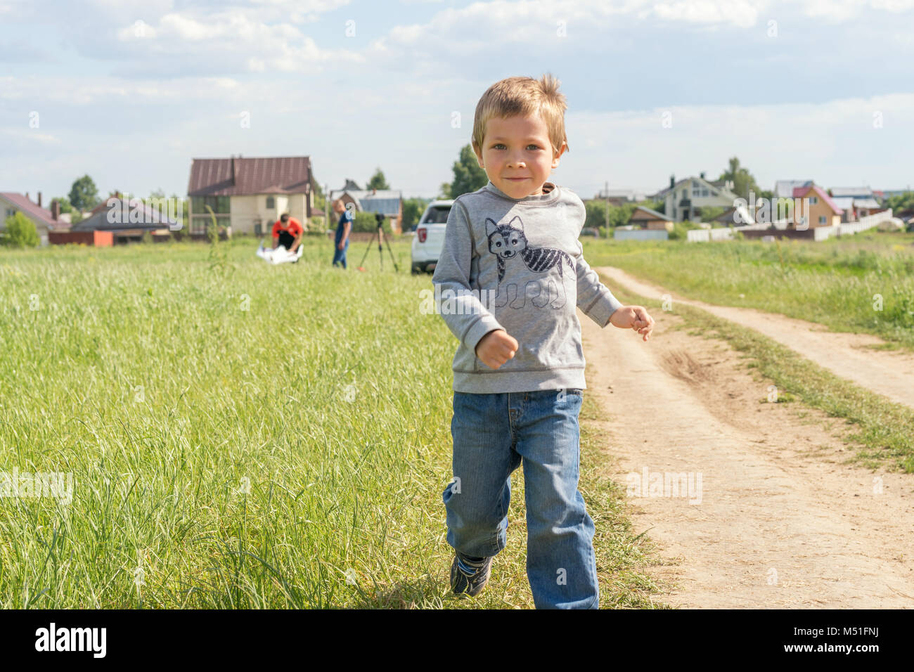 Rennender junge -Fotos und -Bildmaterial in hoher Auflösung – Alamy