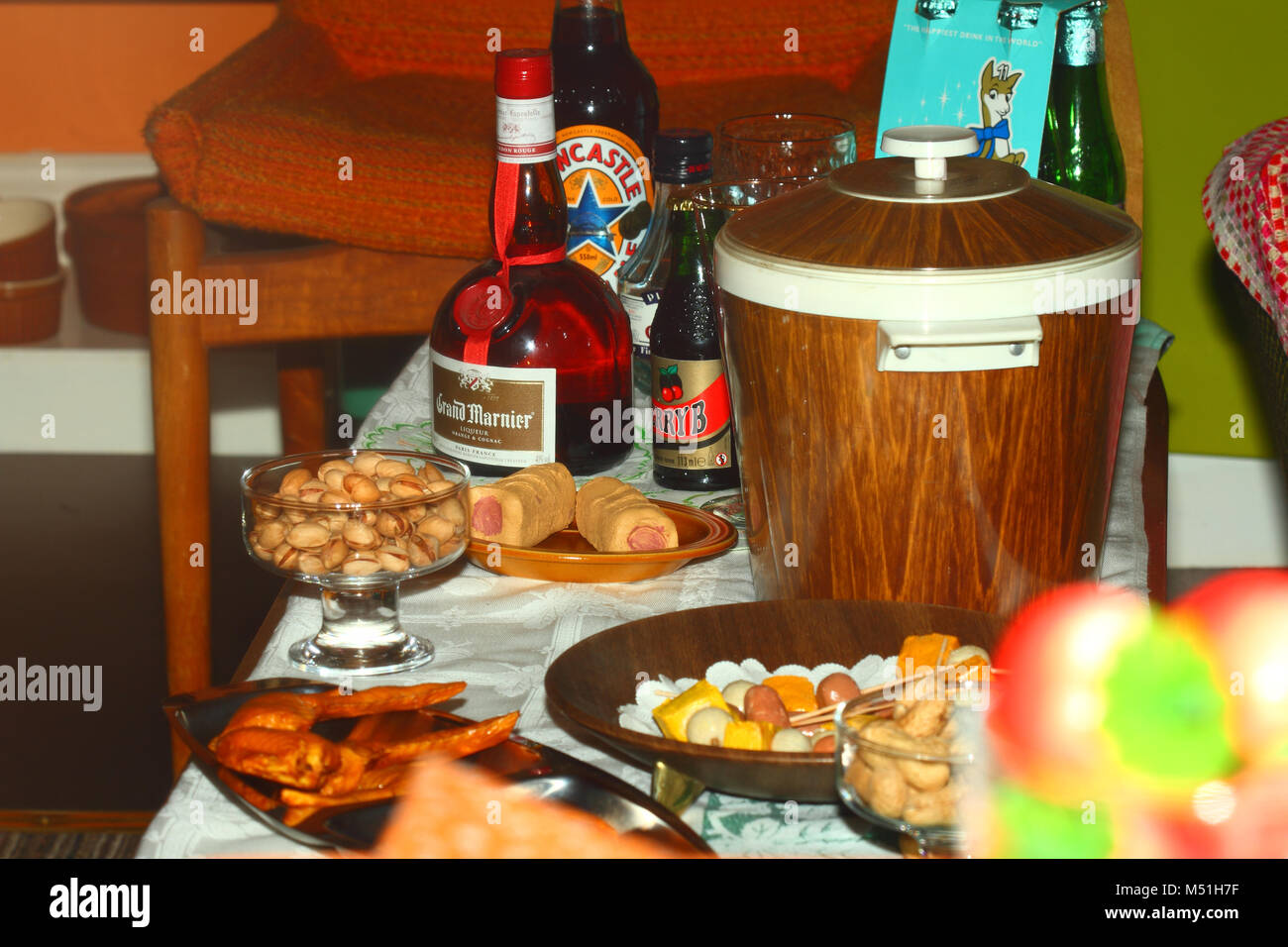 Mock up eines im Stil der 1970er party Tisch mit Getränken und Snacks ...
