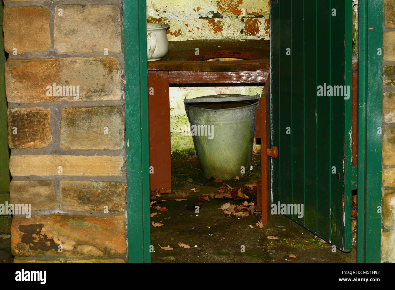 Old fashioned toilet -Fotos und -Bildmaterial in hoher Auflösung – Alamy