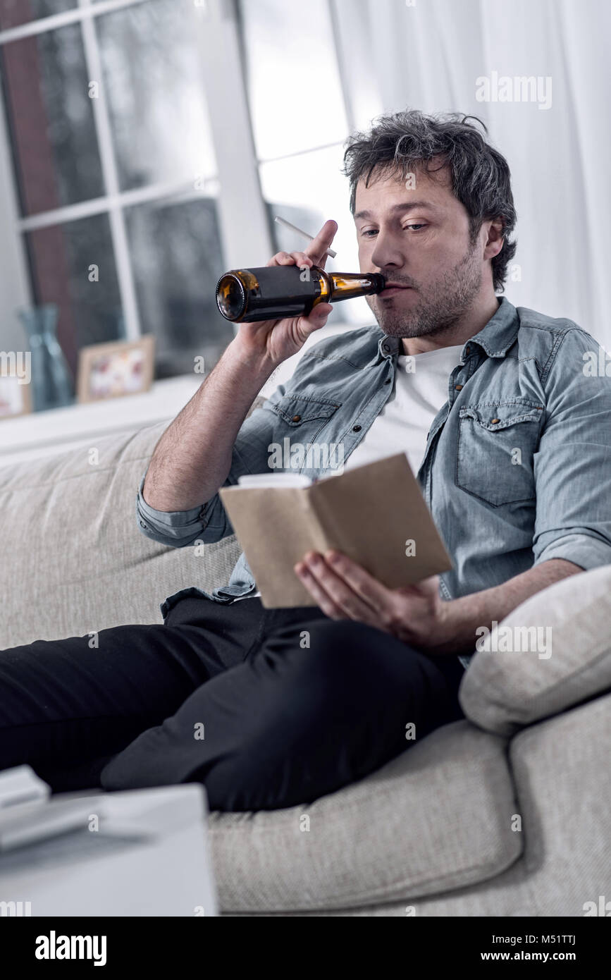 Betrunken lesen -Fotos und -Bildmaterial in hoher Auflösung – Alamy