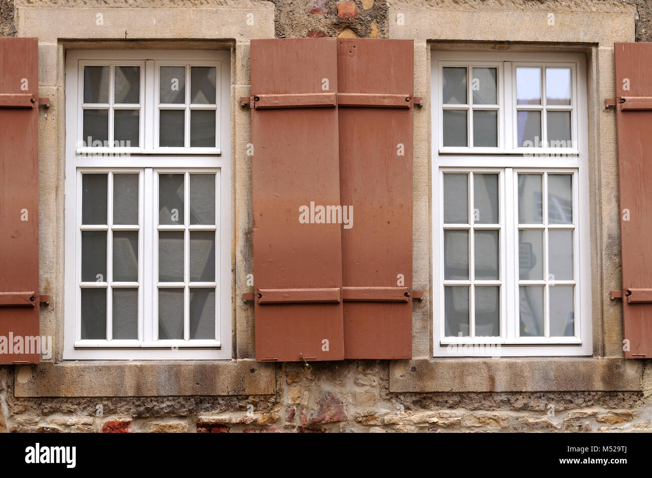 Holzgitter fensterlaeden -Fotos und -Bildmaterial in hoher Auflösung ...