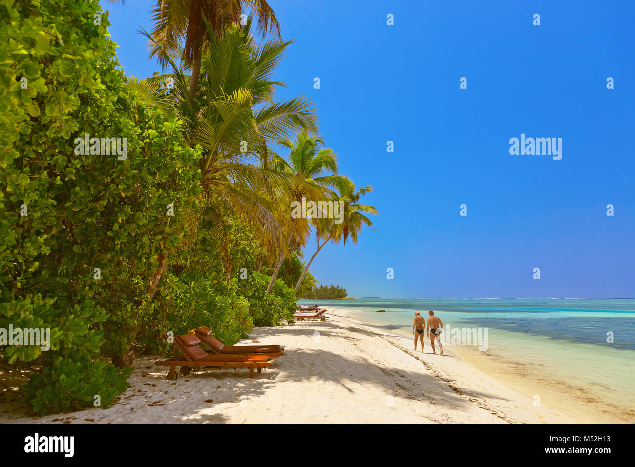Sonnenliege am strand -Fotos und -Bildmaterial in hoher Auflösung – Alamy