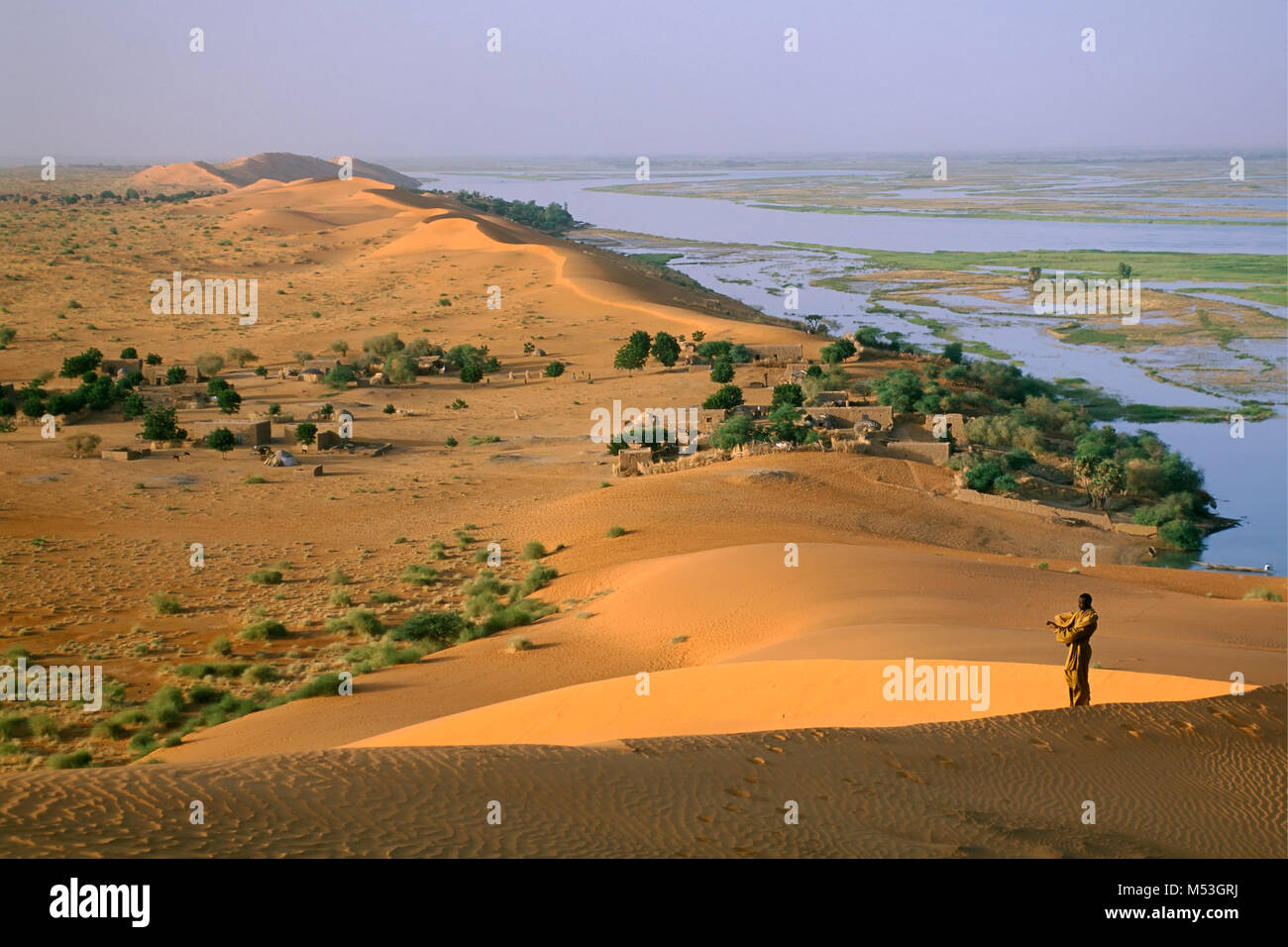 Mali. Gao. Fluss Niger. Sanddünen und Dorf in der Nachbarschaft. Sand ...