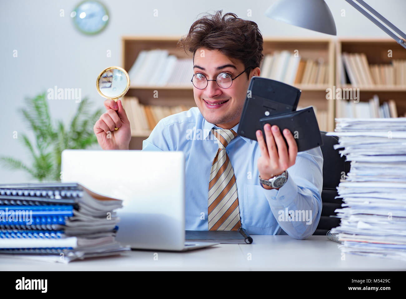 Lustige Buchhalter Buchhalter die Arbeit im Büro Stockfotografie - Alamy