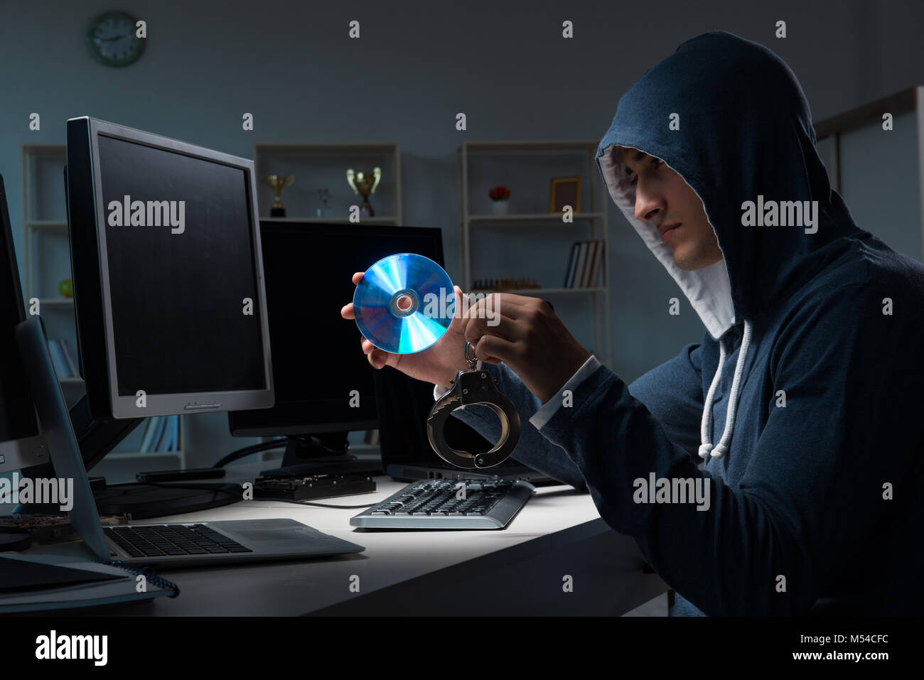 Cd mit handschellen -Fotos und -Bildmaterial in hoher Auflösung – Alamy