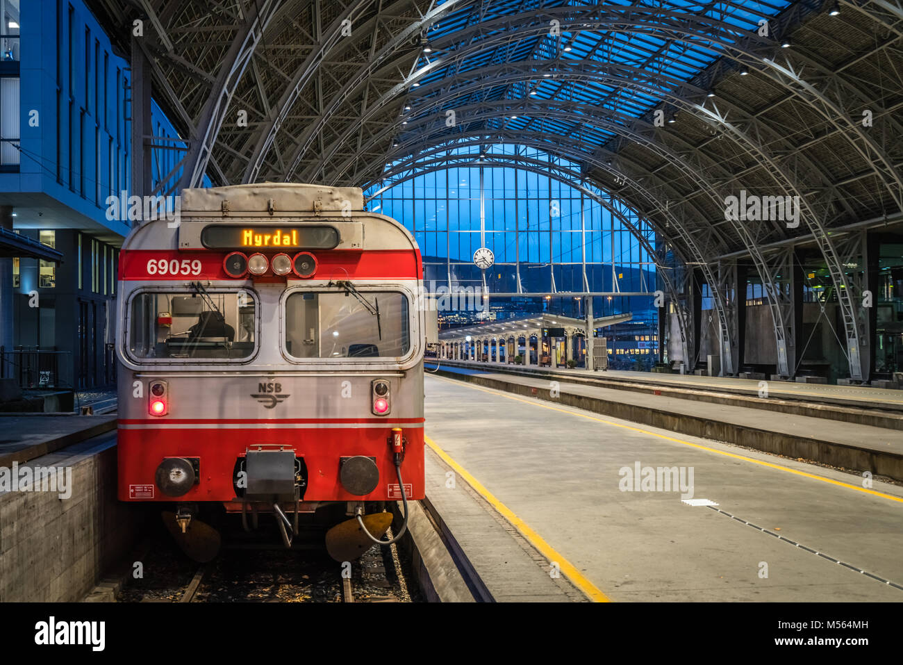 Zug auf dem Bahnhof in der Stadt Bergen in Norwegen Stockfotografie - Alamy