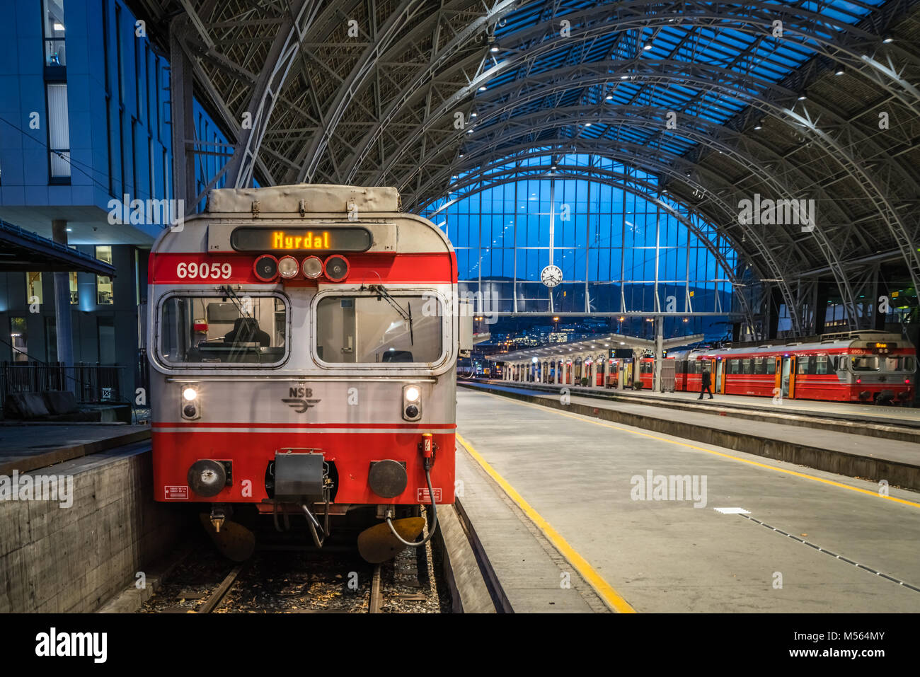 Zug auf dem Bahnhof in der Stadt Bergen in Norwegen Stockfotografie - Alamy
