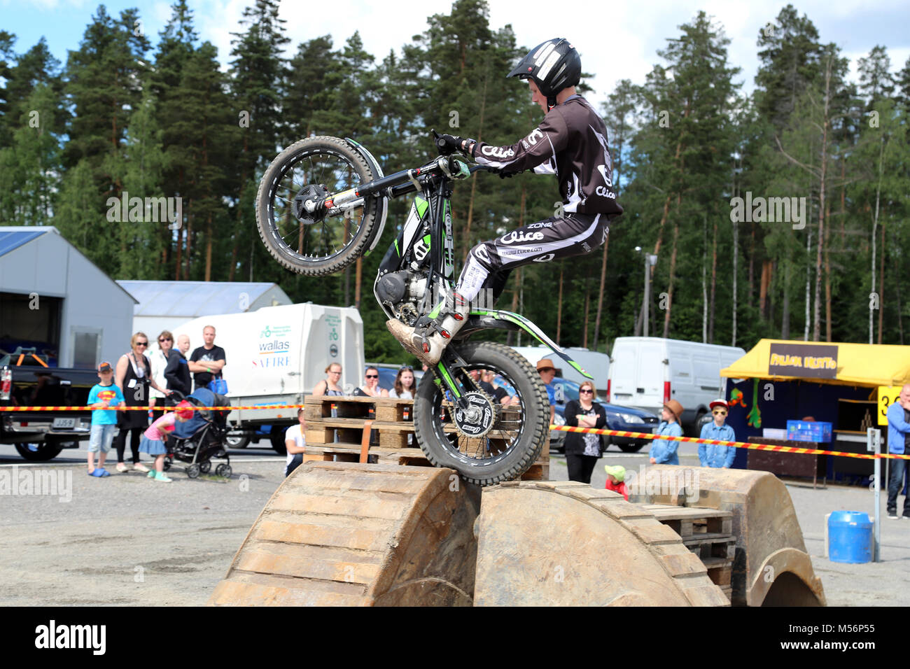 Motocross fahrer in der luft -Fotos und -Bildmaterial in hoher ...