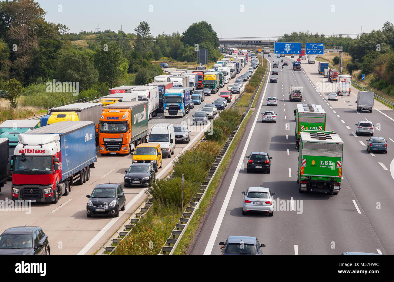 Lorries and traffic -Fotos und -Bildmaterial in hoher Auflösung – Alamy