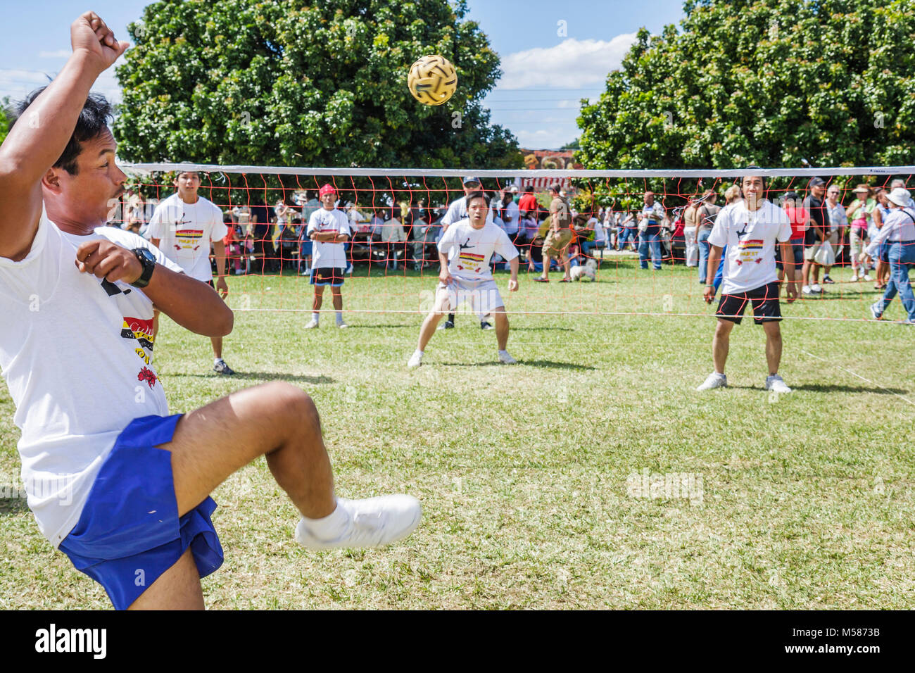 Kick volleyball -Fotos und -Bildmaterial in hoher Auflösung – Alamy