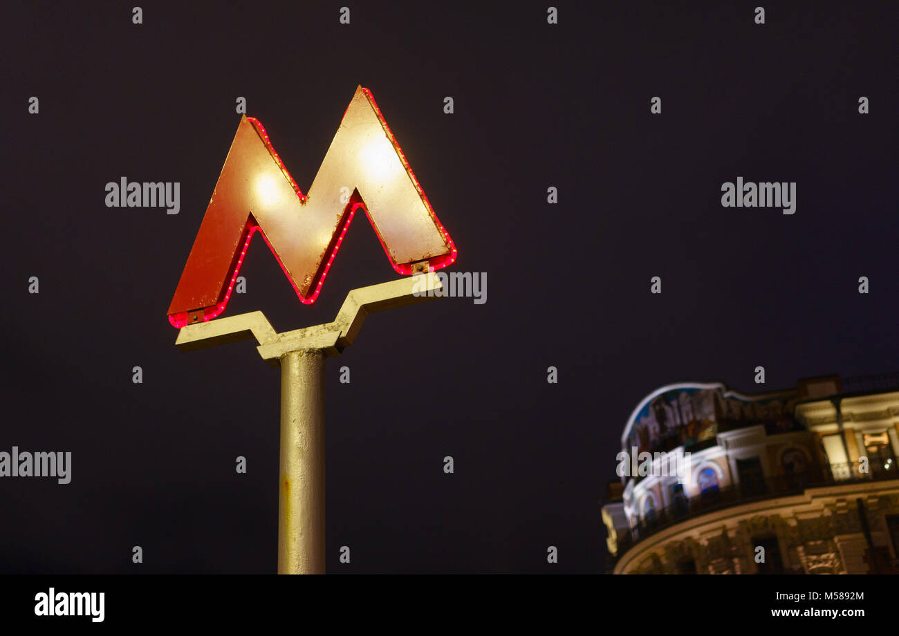Das Symbol der Moskauer Metro auf der Twerskaja-Straße in Moskau ...