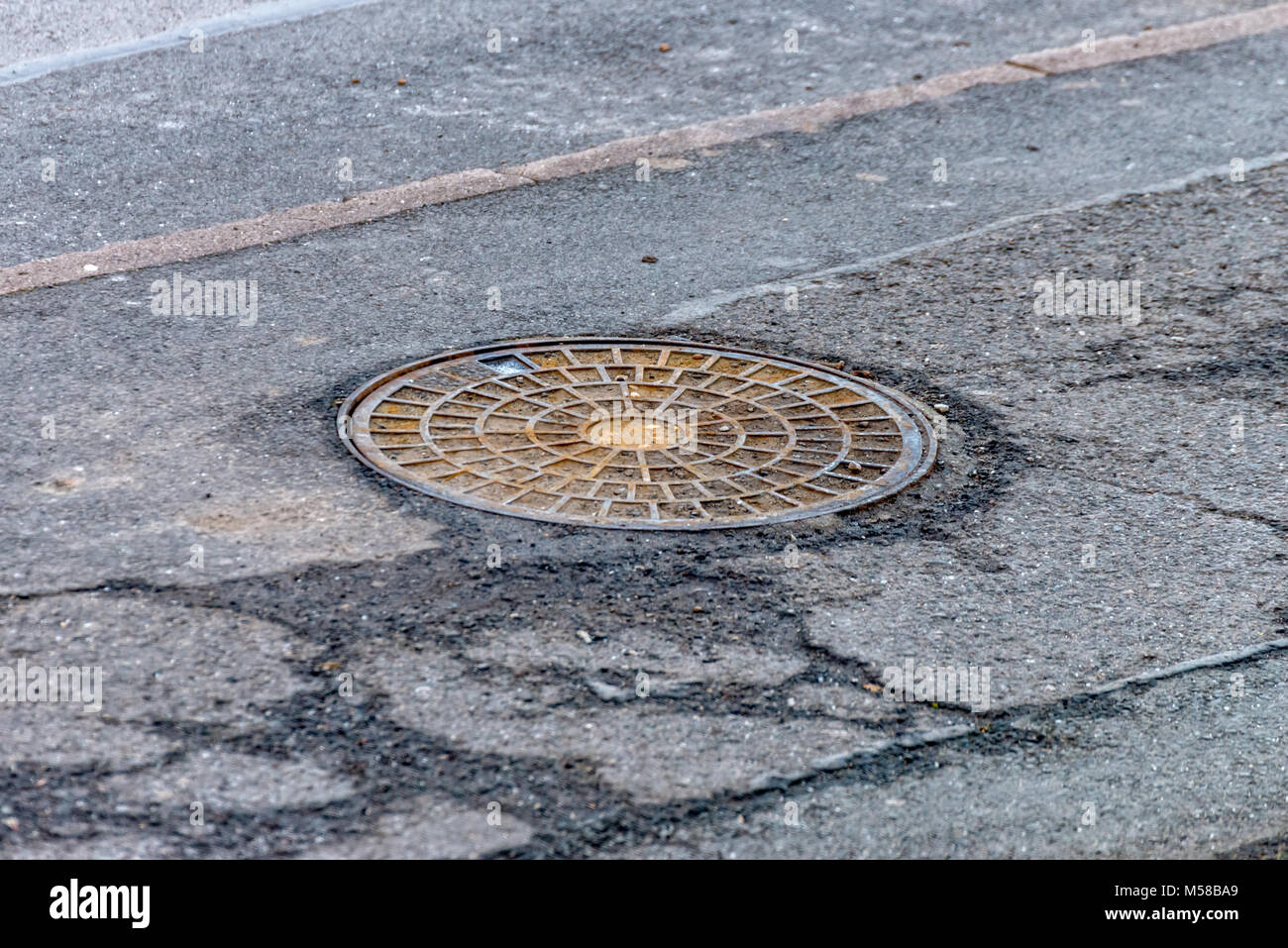 Kanaldeckel in der Mitte auf einem Wanderweg Stockfotografie - Alamy