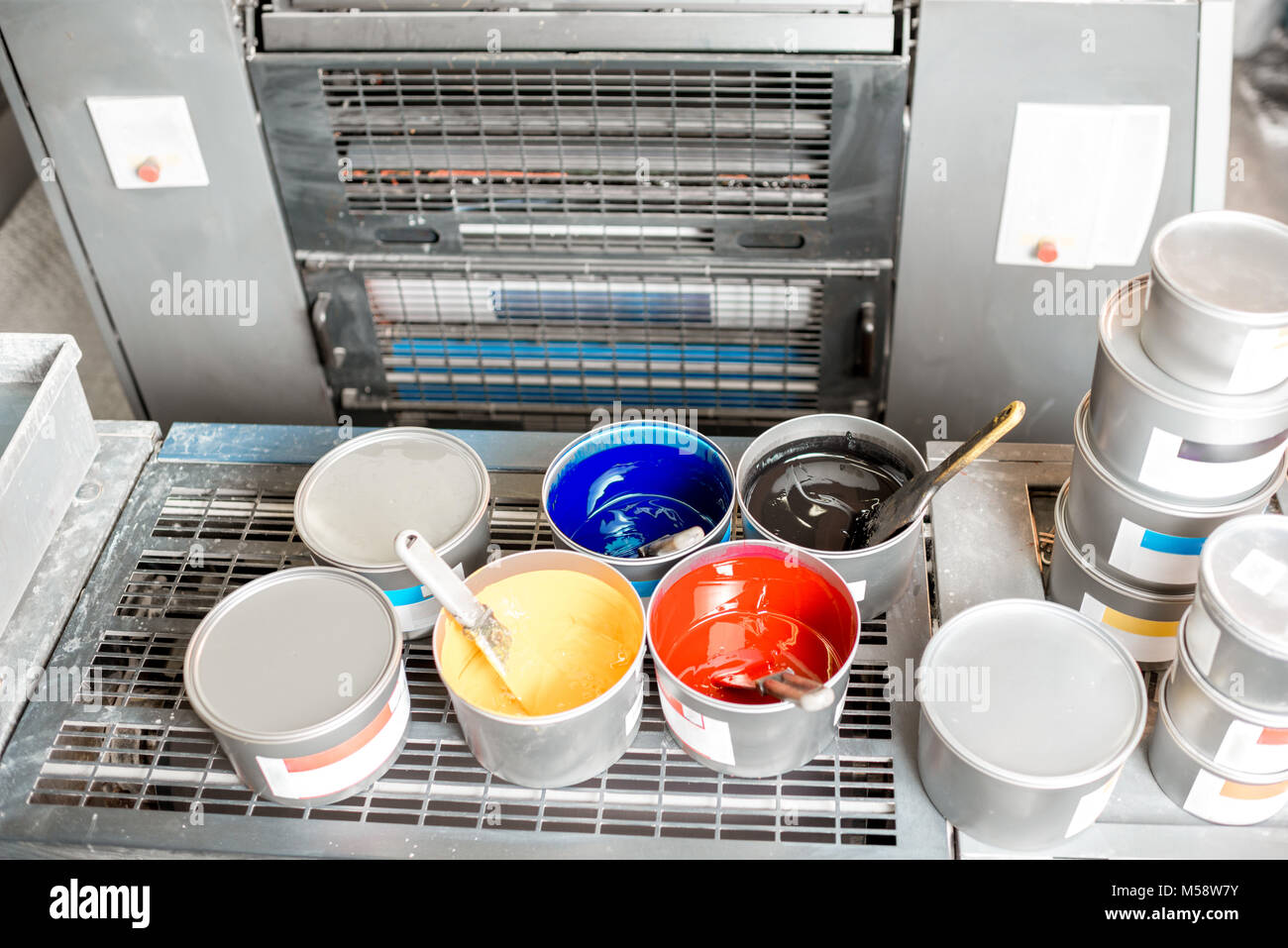 Eimer mit CMYK-Farben Stockfotografie - Alamy