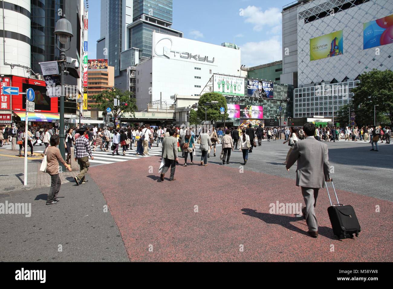 TOKYO, Japan - 11. MAI 2012: Menschen laufen die Hachiko Kreuzung in ...