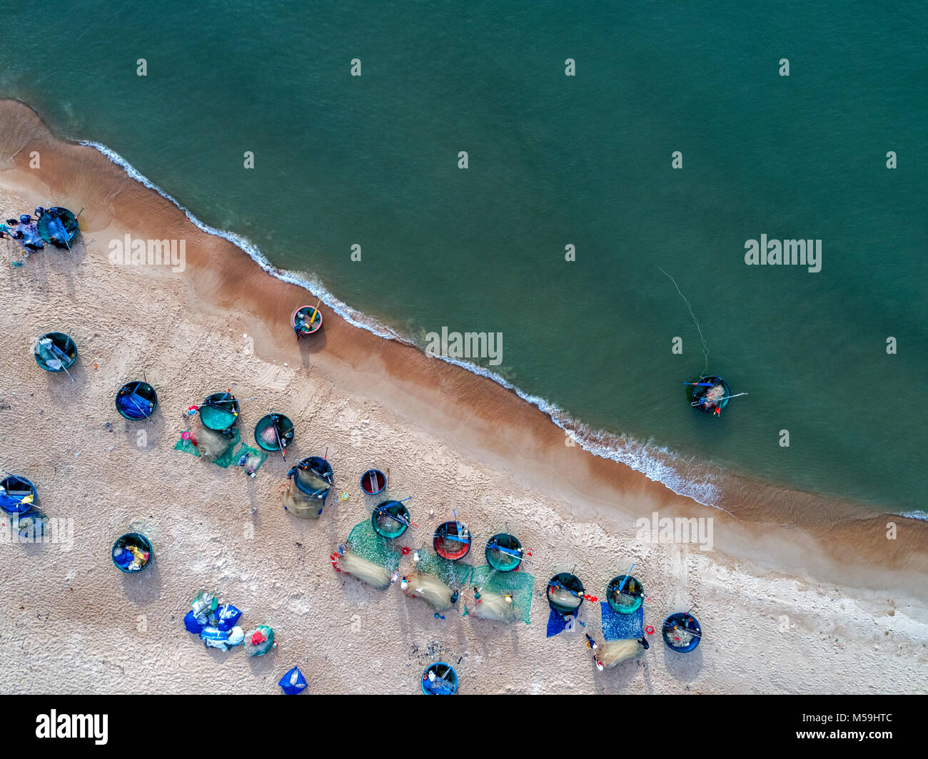 Luftaufnahme der Boote auf dem Meer, Mui Ne Strand, Phan Thiet, Binh ...